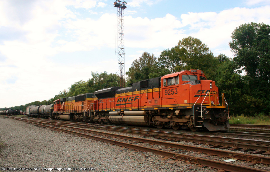BNSF 9253 & 8946 on 38G
